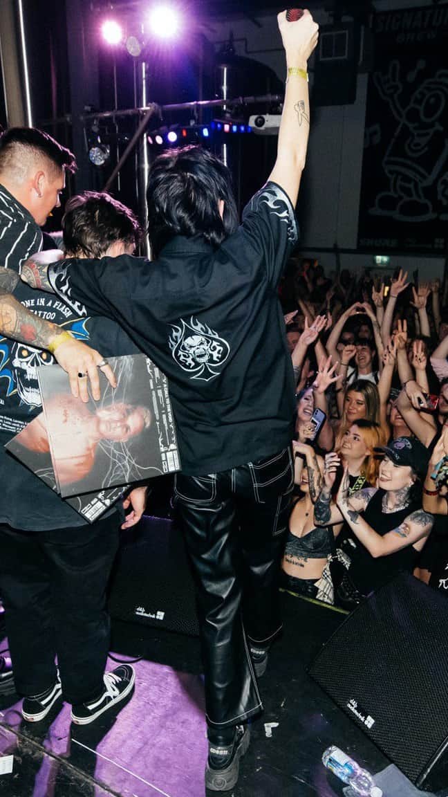 Kerrang!さんのインスタグラム動画 - (Kerrang!Instagram)「A piss-up in a brewery with ...