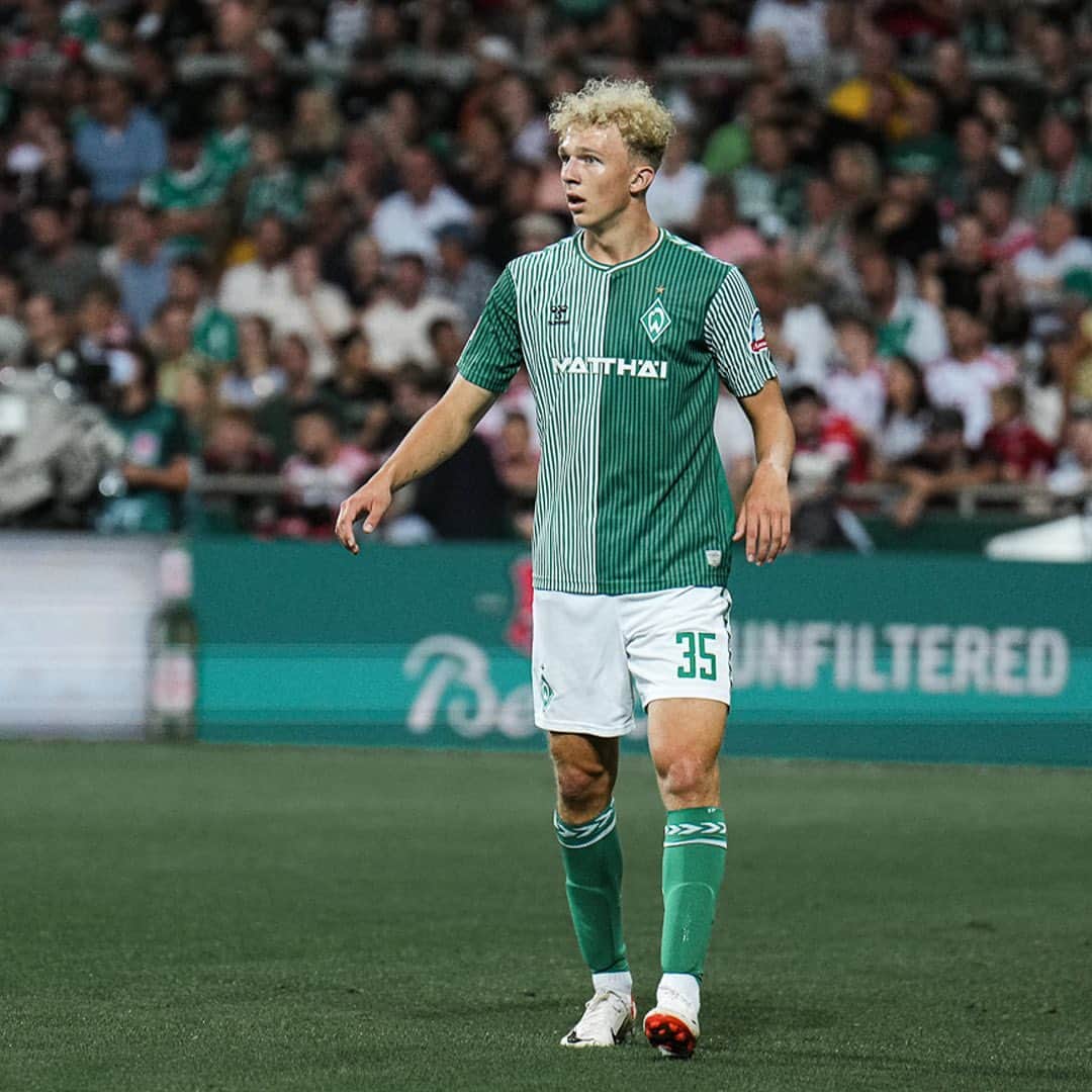 ヴェルダー・ブレーメンさんのインスタグラム写真 - (ヴェルダー・ブレーメンInstagram)「Erster Profi-Vertrag ...