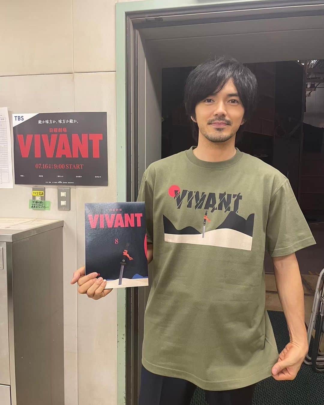 VIVANTさんのインスタグラム写真 - (VIVANTInstagram)「乃木卓役 #林遣都 さんに、 第8話の台本Tシャツを着ていただきました👕 ご予約はTBSショッピングにて 今週の第 ...