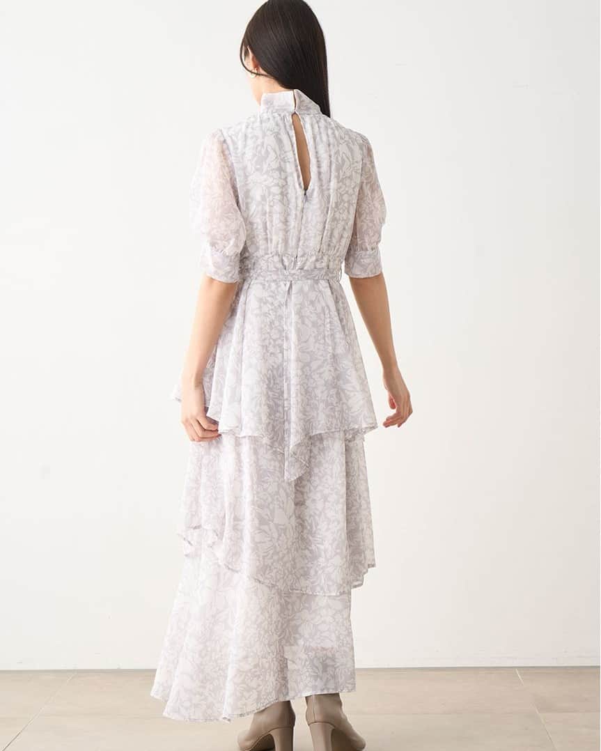 snidelさんのインスタグラム写真 - (snidelInstagram)「【New Arrival】 華麗的層次感融入印花圖案，配有同款圖案腰帶，令腰部線條更顯細緻。 印花領結連衣裙 ...