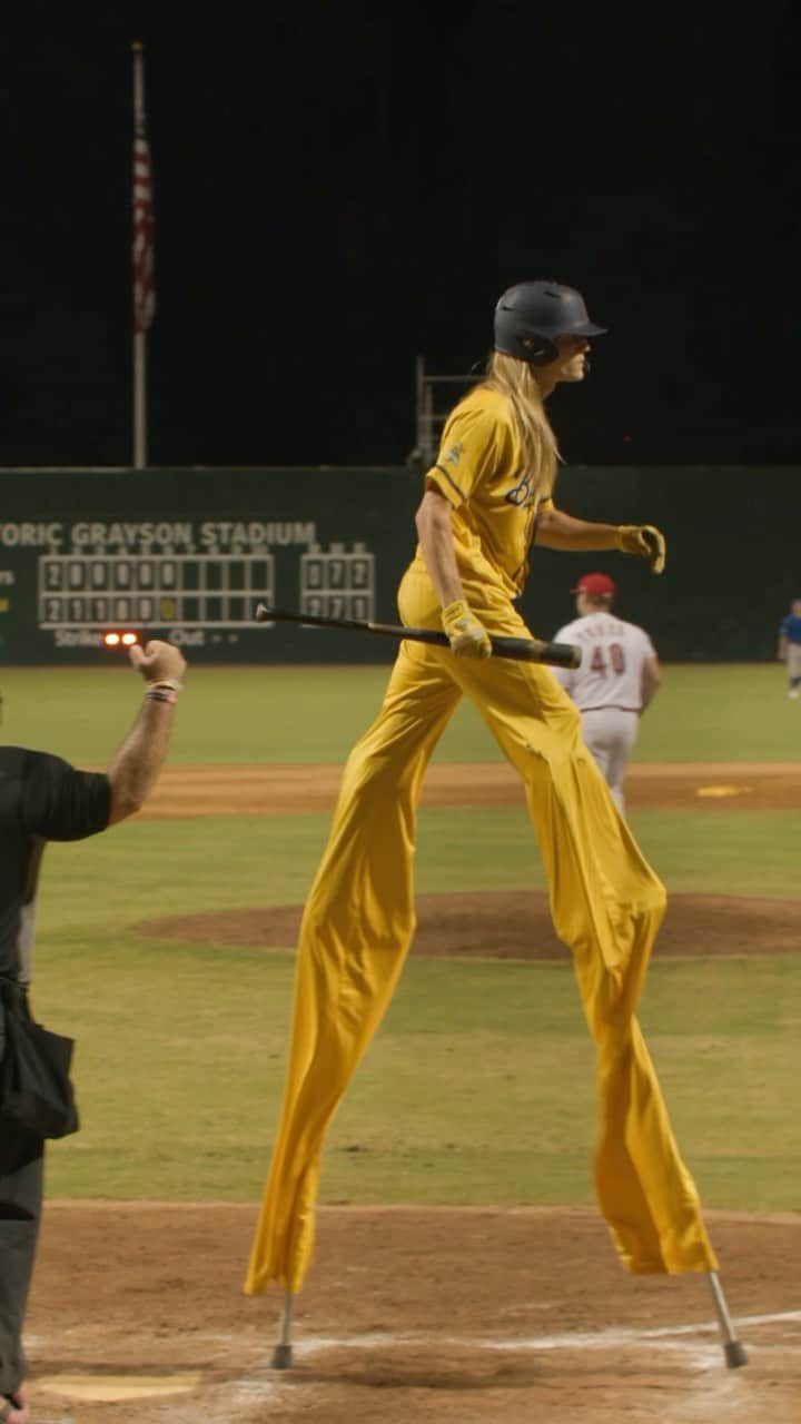 MLBさんのインスタグラム動画 - (MLBInstagram)「These stilts are bananas, b-a-n-a-n-a ...
