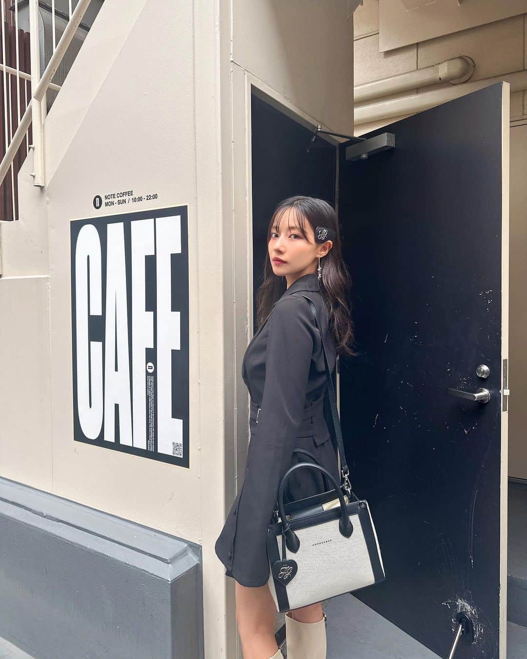 村瀬紗英さんのインスタグラム写真 - (村瀬紗英Instagram)「#dailylook 今日も1日お疲れさまでした♪ 人気のジャケットワンピ(: AWではサッシュベルト付きで登場します🩶 ...