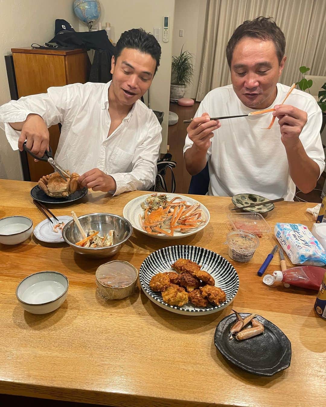 竹原慎二さんのインスタグラム写真 竹原慎二instagram 「大量のカニが届いたから 殻剥き部隊に一平呼んでたらふく食ったわ 毛蟹