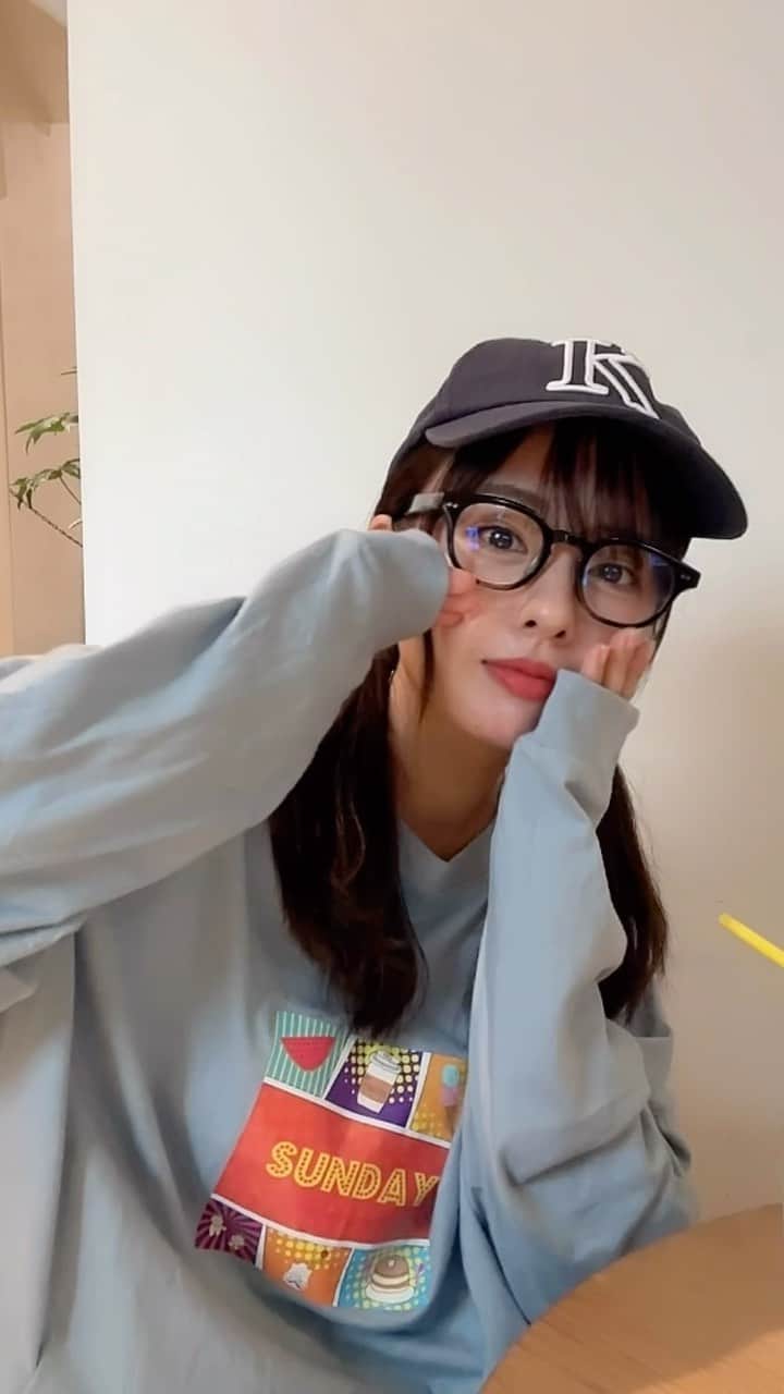 山田菜々さんのインスタグラム動画 - (山田菜々Instagram)「あしたもがんばろ〜🥹🏳️‍🌈 ついに明日12:00からコラボロンT発売 ...