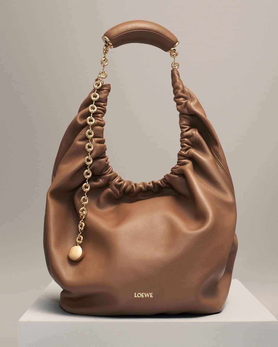 Loeweさんのインスタグラム写真 - (LoeweInstagram)「The Squeeze bag. Introduced on the ...