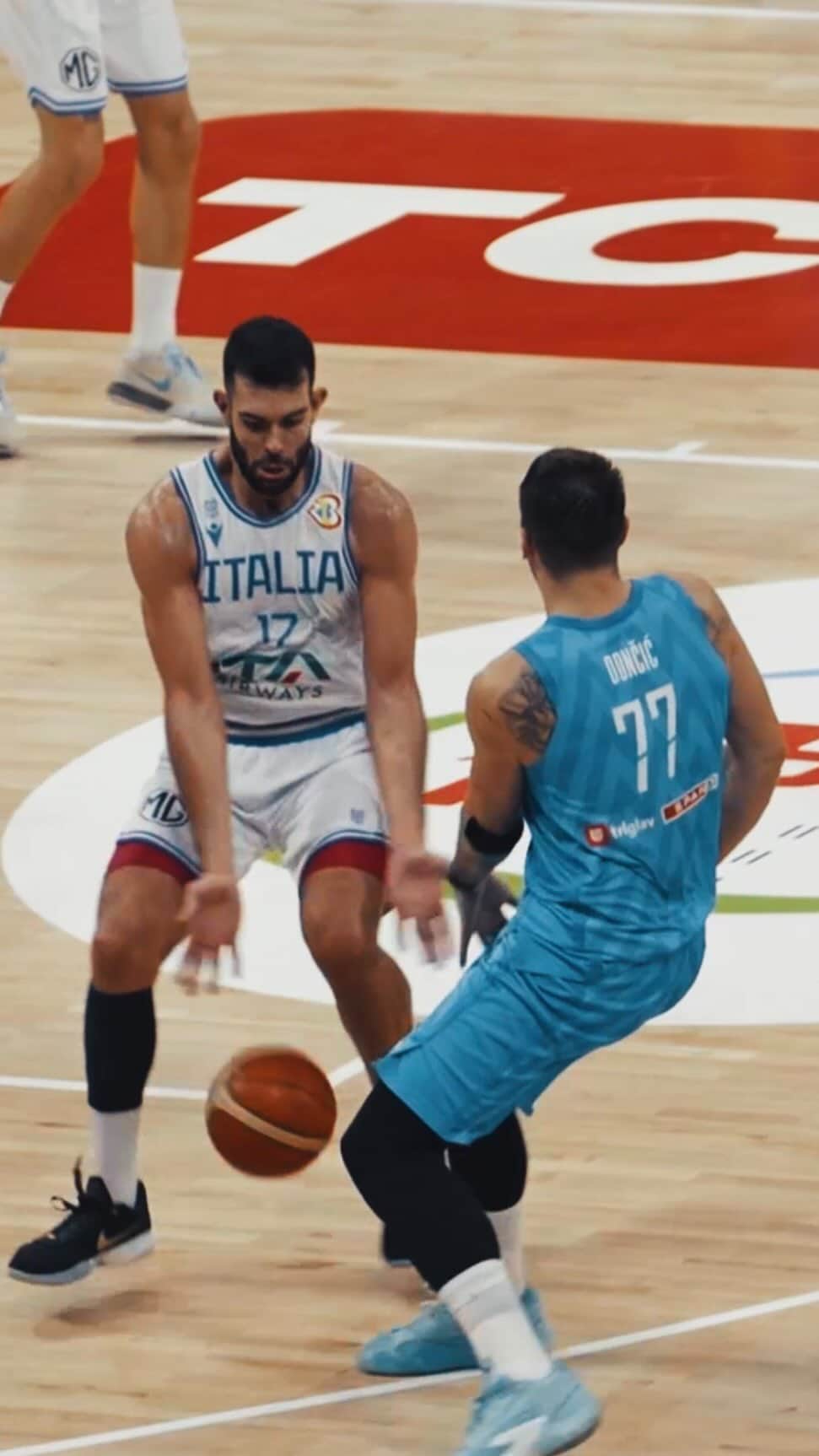 FIBAさんのインスタグラム動画 - (FIBAInstagram)「How does Luka even find these absurd passing angles? 😮‍💨 # ...