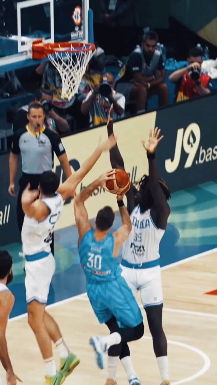 FIBAさんのインスタグラム動画 - (FIBAInstagram)「Zoran Dragic always finds a way 💪 #FIBAWC x #WinForSlovenia ...