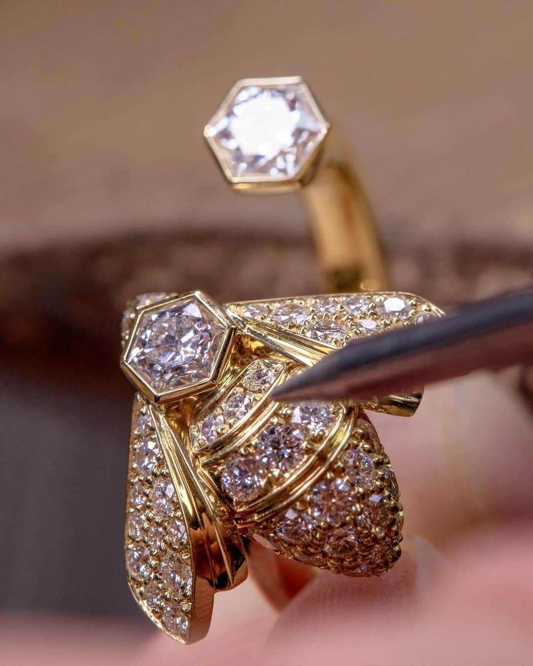 Chaumetさんのインスタグラム写真 - (ChaumetInstagram)「Crafted with passion and expertise, our new Bee My Love ...