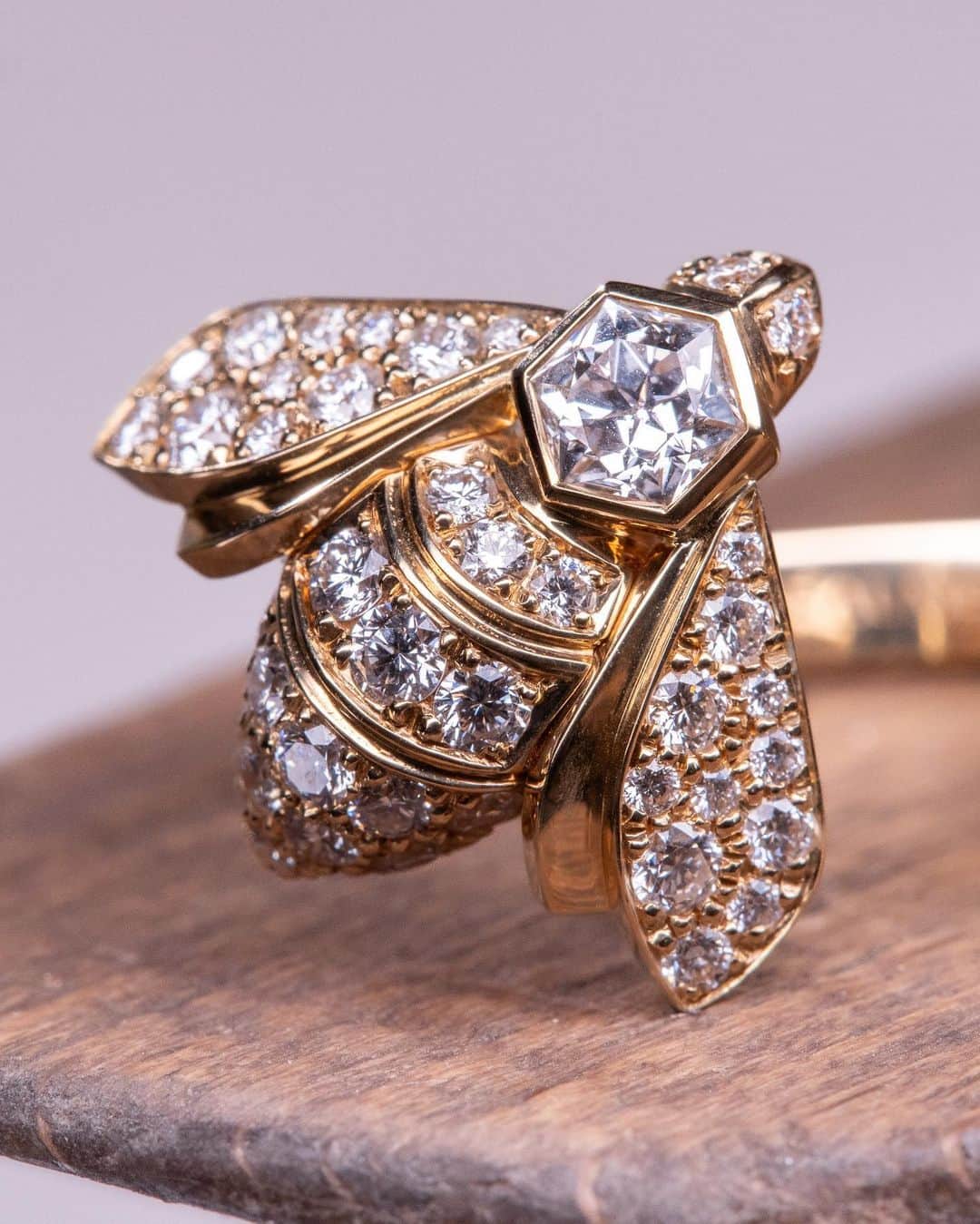 Chaumetさんのインスタグラム写真 - (ChaumetInstagram)「Crafted with passion and expertise, our new Bee My Love ...