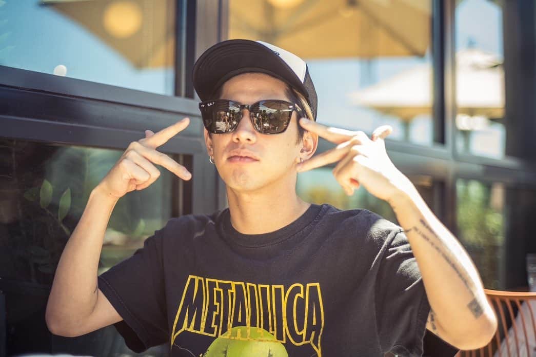 Taka さんのインスタグラム写真 - (Taka Instagram)「デカいサングラス🕶 すしといちゃいちゃ ダンと談笑 By ...