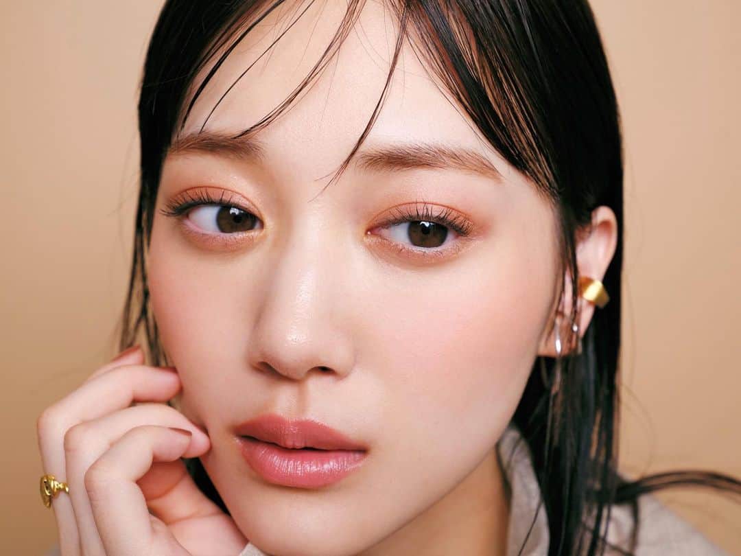 山下美月さんのインスタグラム写真 - (山下美月Instagram)「現在発売中の MAQUIA 9月号のカットです💄 秋の新色でビタースウィートなメイクをさせていたいただきました 是非ご覧 ...