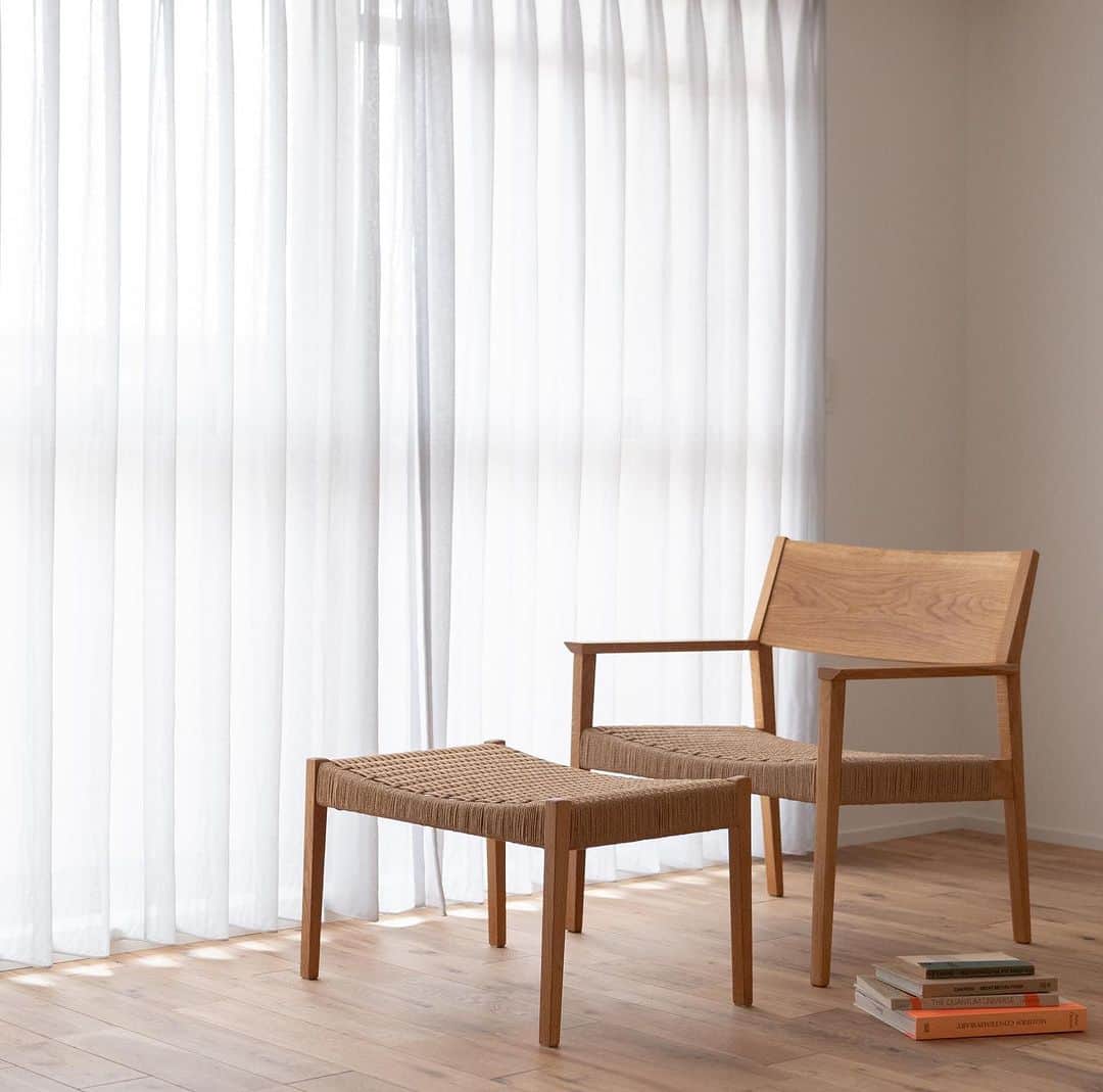 graf studioさんのインスタグラム写真 - (graf studioInstagram)「すこしゆったりしたサイズで座面高が低いEasy Chair。フレームの線を細くすることで ...