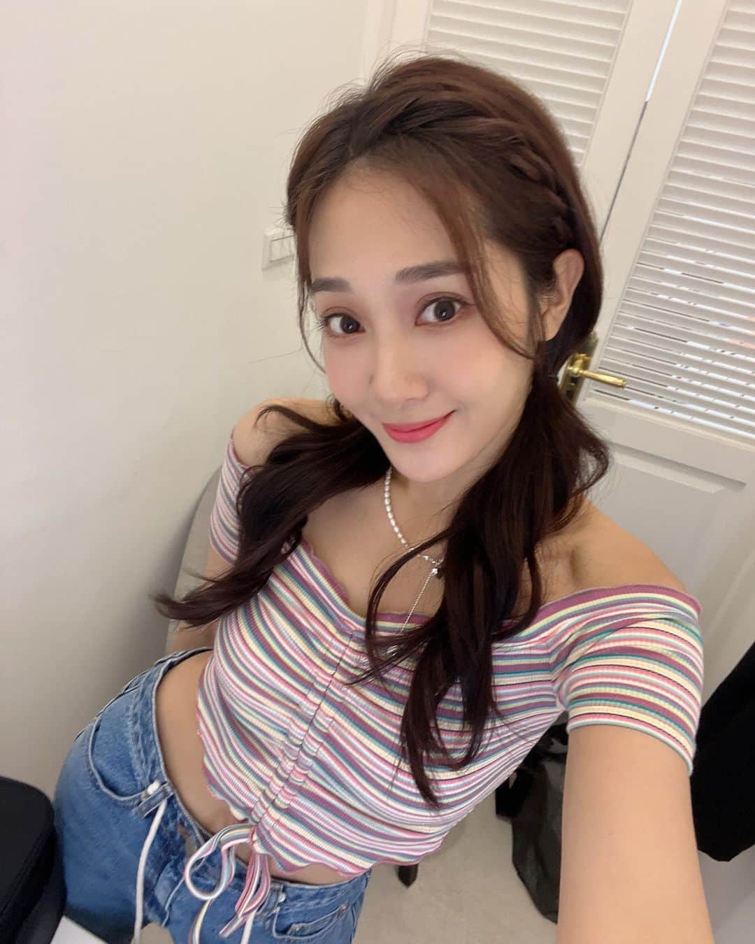 邱子芯（Mia）さんのインスタグラム写真 - (邱子芯（Mia）Instagram)「不畏懼年紀的增長 也不排斥逆齡演出🤭 - 👚 ...