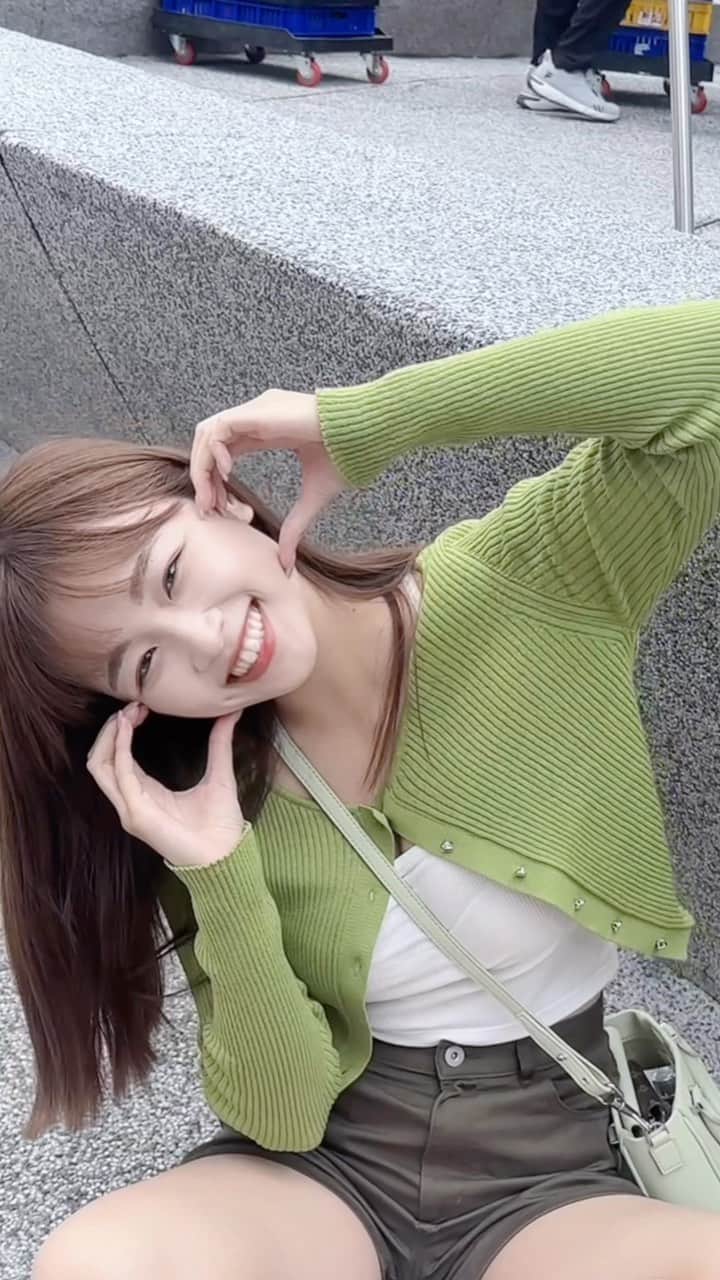 GU TAIWANさんのインスタグラム動画 - (GU TAIWANInstagram)「- 有這樣的女朋友你幾點回家⋯ 今天來個女友穿搭 從 @gu_taiwan 選了三套給你們參考嘿嘿 ...