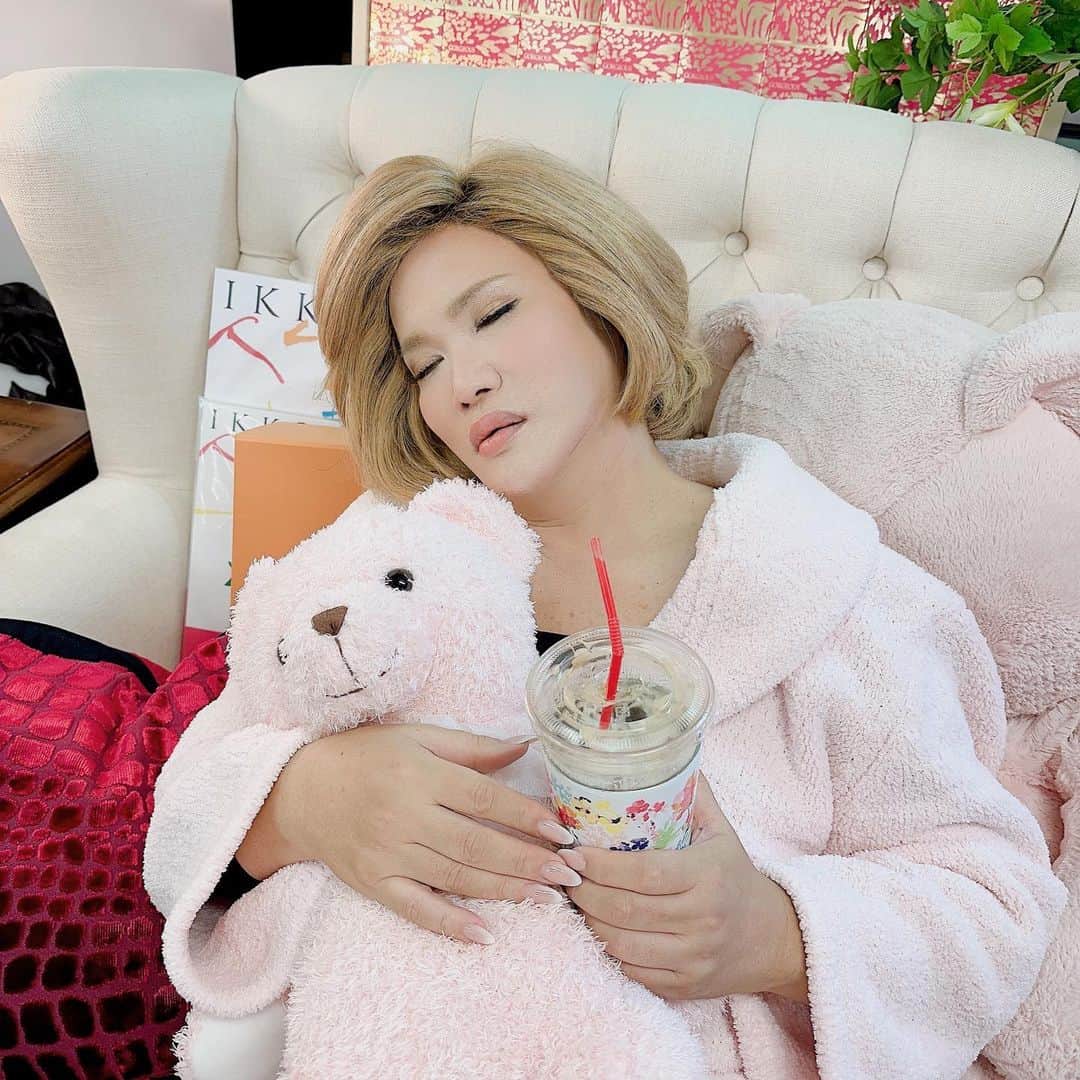 IKKO【公式】さんのインスタグラム写真 - (IKKO【公式】Instagram)「スタッフに、不意に撮影されていました。。。 現在、生放送 ...