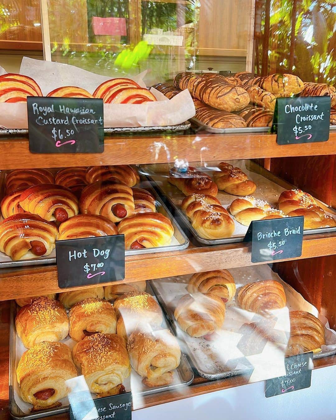 SHIORIさんのインスタグラム写真 - (SHIORIInstagram)「ホテル可愛いから こっちに残す🥹🌺💘💘💘 #royalhawaiian #🌺」8月21日 11時11分 - si ...