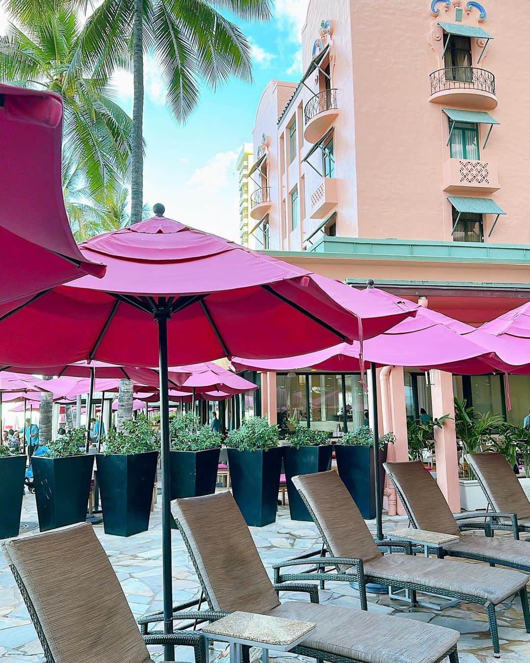 SHIORIさんのインスタグラム写真 - (SHIORIInstagram)「ホテル可愛いから こっちに残す🥹🌺💘💘💘 #royalhawaiian #🌺」8月21日 11時11分 - si ...