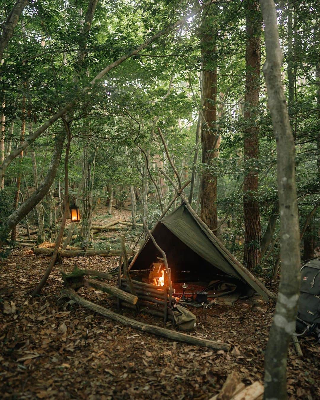 CAMP_HACKさんのインスタグラム写真 - (CAMP_HACKInstagram)「ただのポンチョ軍幕ではないんです😳オプションをつけると段違いの居住性とカッコよさに⁉ こちらのテントは ...