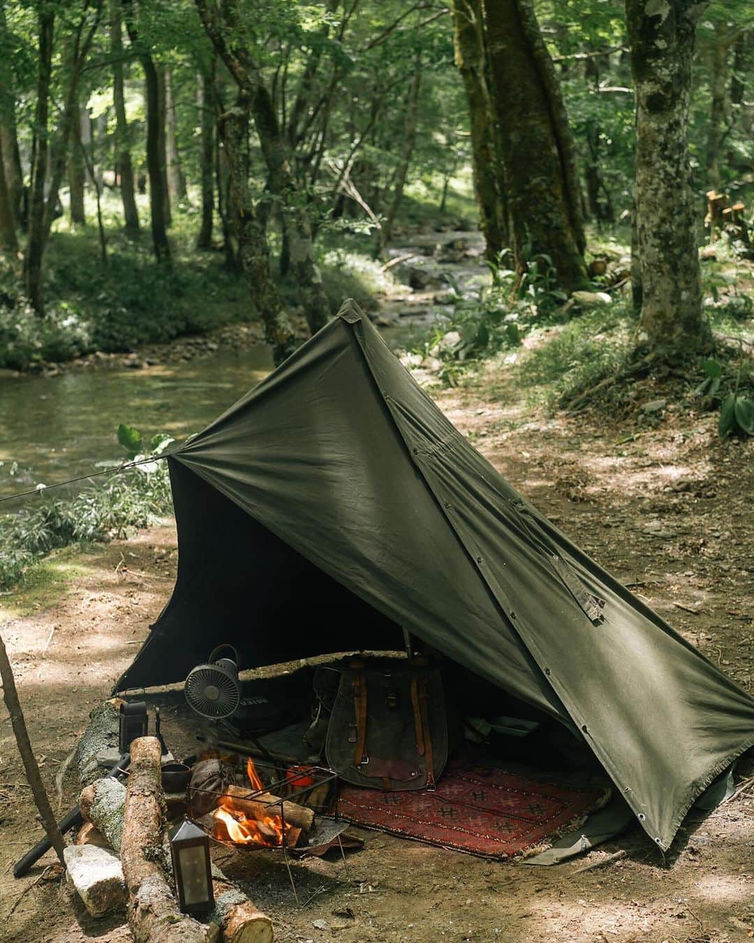 CAMP_HACKさんのインスタグラム写真 - (CAMP_HACKInstagram)「ただのポンチョ軍幕ではないんです😳オプションをつけると段違いの居住性とカッコよさに⁉ こちらのテントは ...