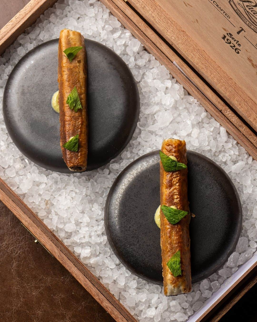 Eater LAさんのインスタグラム写真 - (Eater LAInstagram)「Aerialists twirl upside down ...