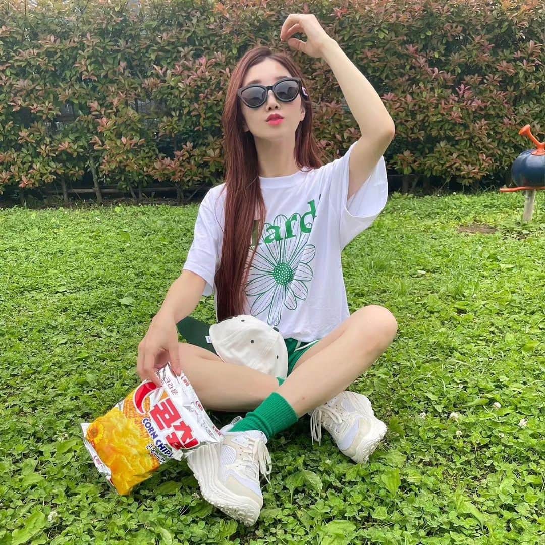 4meee!さんのインスタグラム写真 - (4meee!Instagram)「【MardiのTシャツが今年はトレンド🌼】 韓国で大人気のMardiが 日本でも大ブーム！ Tシャツやノースリーブ ...