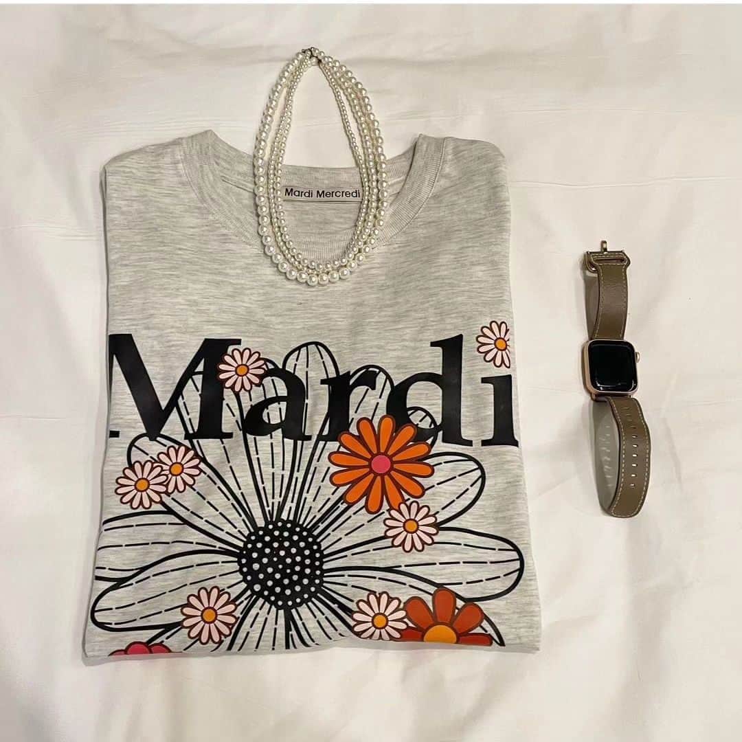4meee!さんのインスタグラム写真 - (4meee!Instagram)「【MardiのTシャツが今年はトレンド🌼】 韓国で大人気のMardiが 日本でも大ブーム！ Tシャツやノースリーブ ...