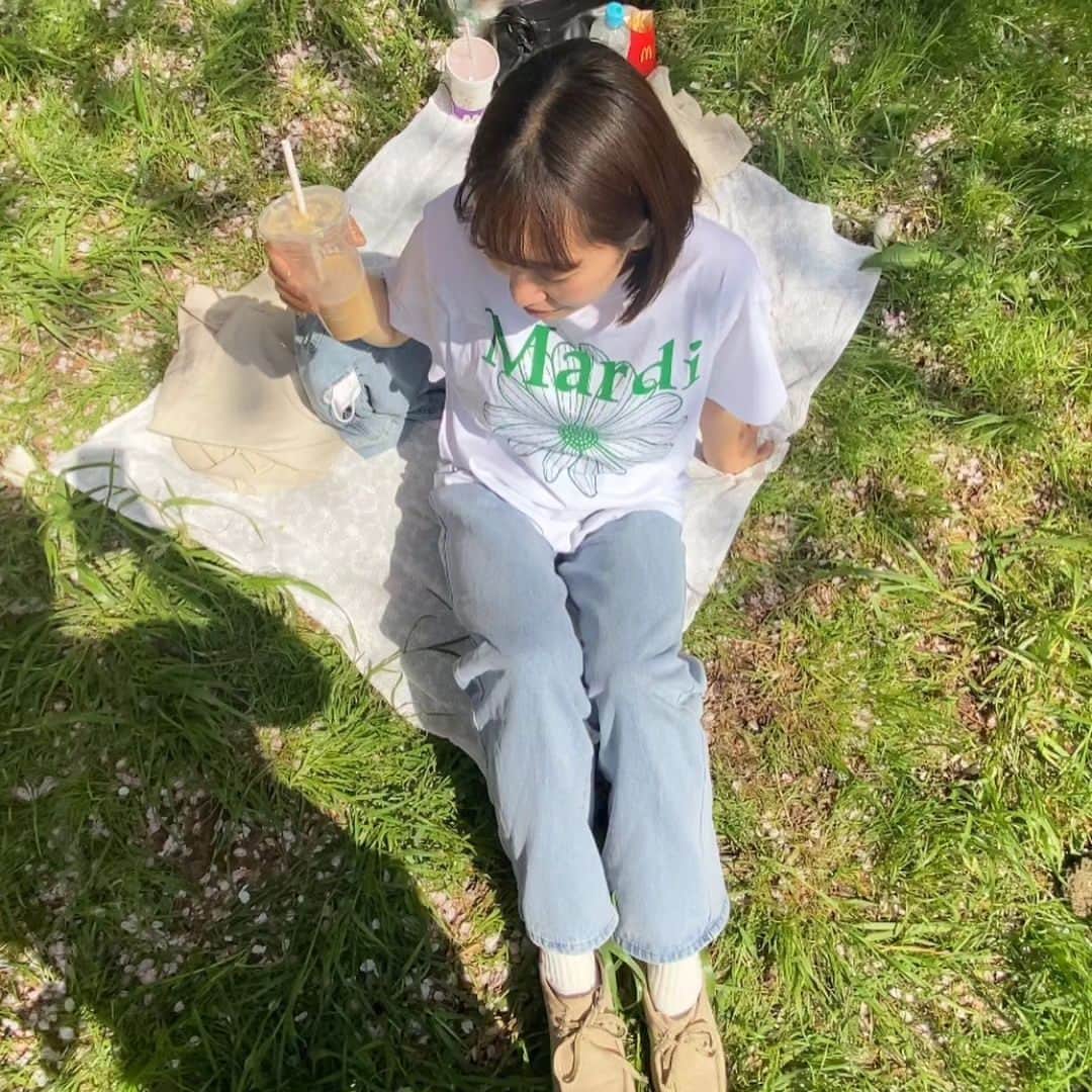 4meee!さんのインスタグラム写真 - (4meee!Instagram)「【MardiのTシャツが今年はトレンド🌼】 韓国で大人気のMardiが 日本でも大ブーム！ Tシャツやノースリーブ ...