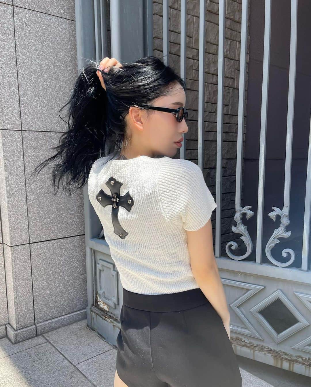 りえさんのインスタグラム写真 - (りえInstagram)「強めな日⚡️ 暑くておでこに髪の毛へばりつくの本当無理🔥 お洋服は ...