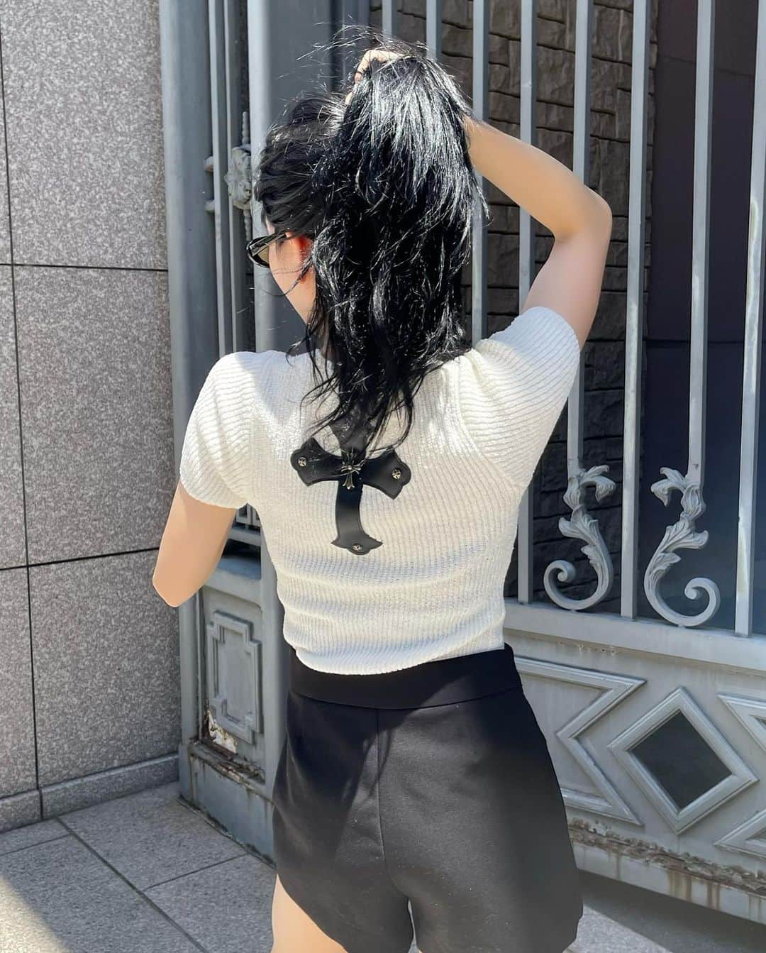 りえさんのインスタグラム写真 - (りえInstagram)「強めな日⚡️ 暑くておでこに髪の毛へばりつくの本当無理🔥 お洋服は ...