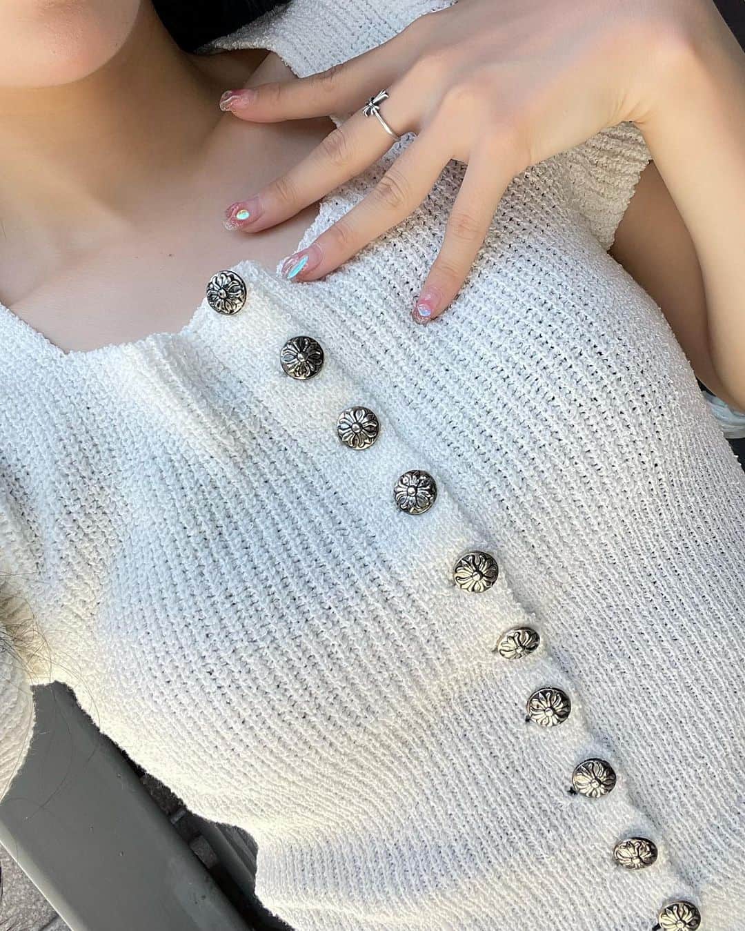 りえさんのインスタグラム写真 - (りえInstagram)「強めな日⚡️ 暑くておでこに髪の毛へばりつくの本当無理🔥 お洋服は ...