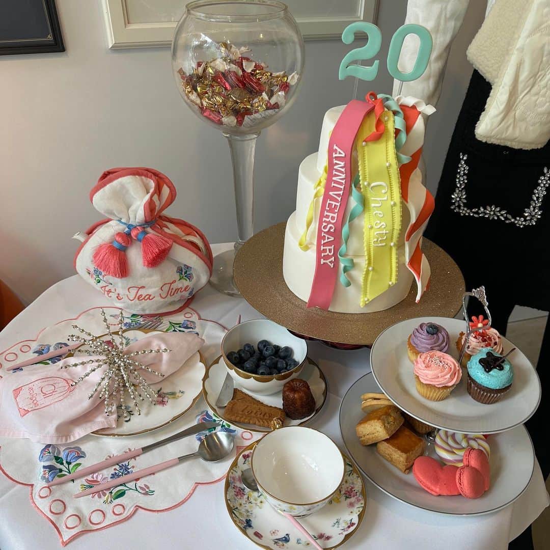 伴杏里さんのインスタグラム写真 - (伴杏里Instagram)「@chesty_official 20th anniversary 😊👏 ...