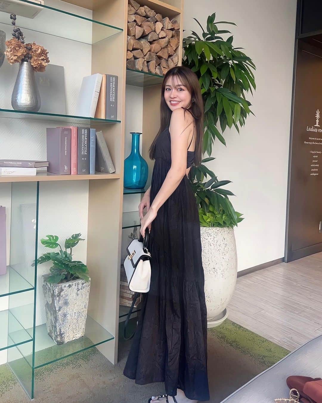 Nanamiさんのインスタグラム写真 - (NanamiInstagram)「. @searoomlynn_official の👗 大胆に開いたバックスタイルがお気に入り🌼 よくみたら全体に ...