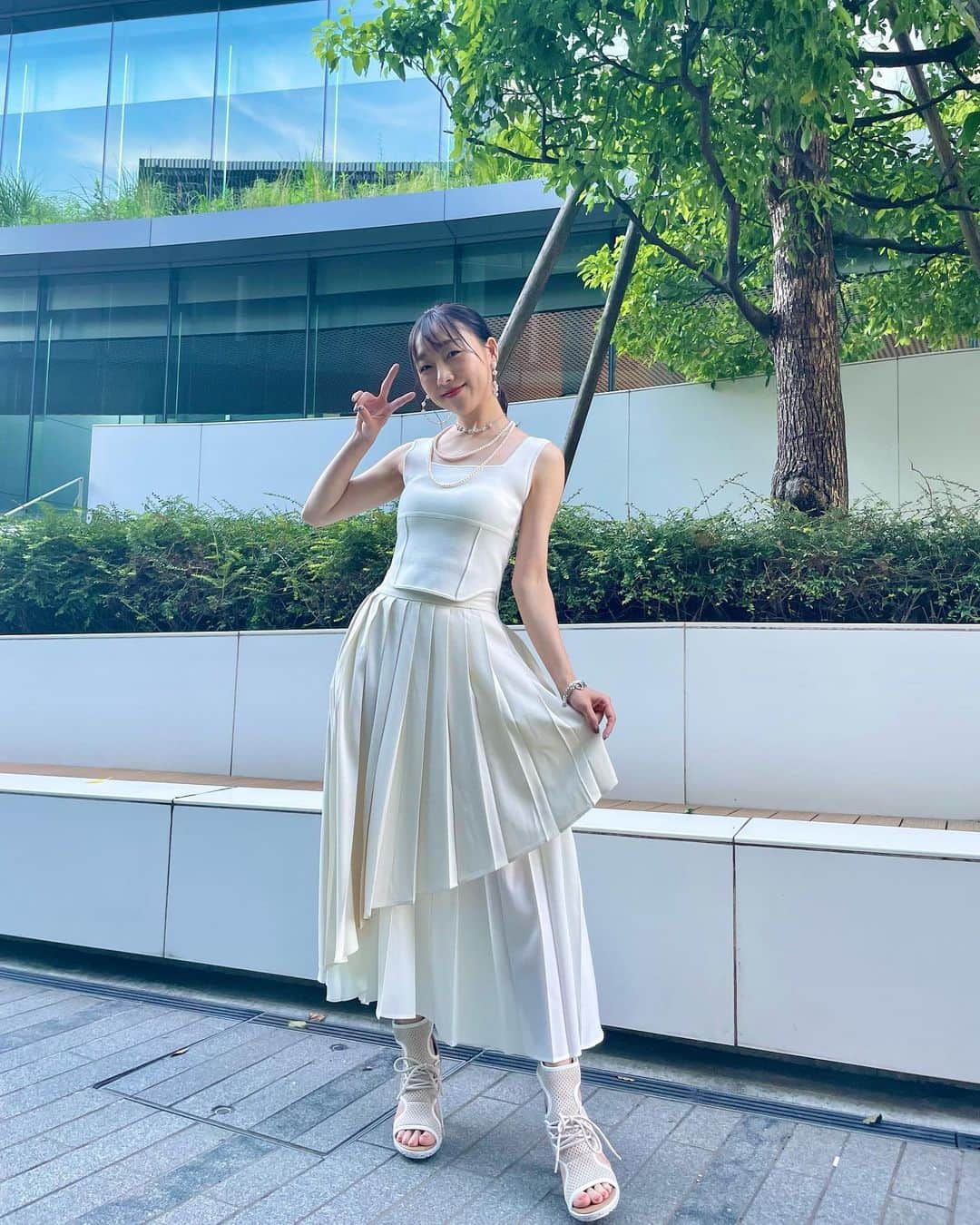 須田亜香里さんのインスタグラム写真 須田亜香里instagram 「アクセサリーいっぱいの真っ白コーデは ハートビートボート 生放送💍