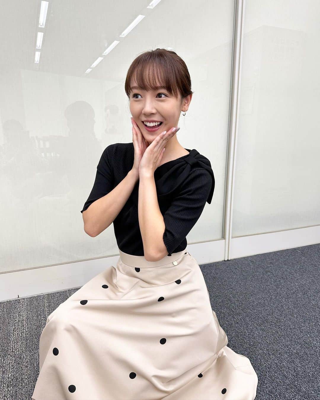 森千晴さんのインスタグラム写真 - (森千晴Instagram)「今日は肩に大きなリボンが🎀 ドットの入りかたも可愛かったです！ 0824(木) トップス、ボトムス @trecode ...