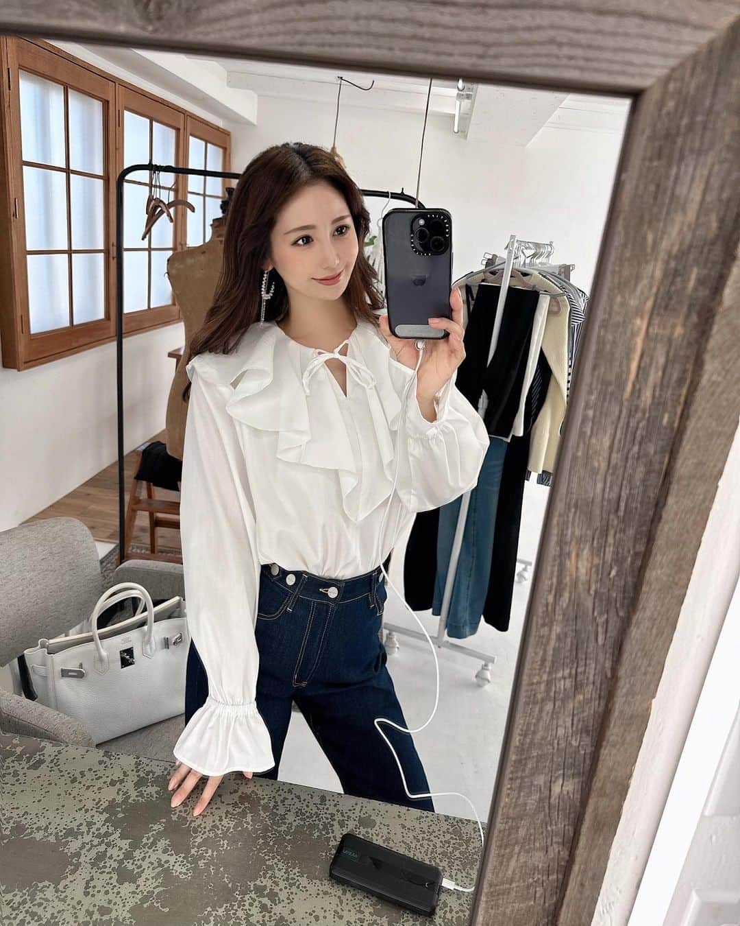 桃華絵里さんのインスタグラム写真 - (桃華絵里Instagram)「fw🍂mocoフリルシャツ 今 1番のお気に入り♡ 程よいハリ感のある上質な生地を贅沢に使用し、 計算され尽くしたフリルの ...