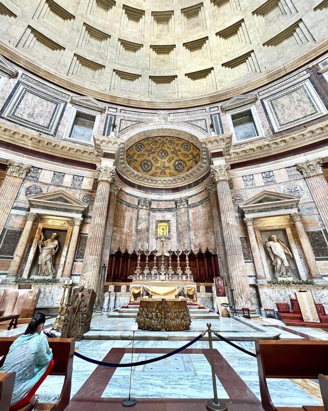 ユキ・カトウさんのインスタグラム写真 - (ユキ・カトウInstagram)「Insides of the Pantheon. A ...