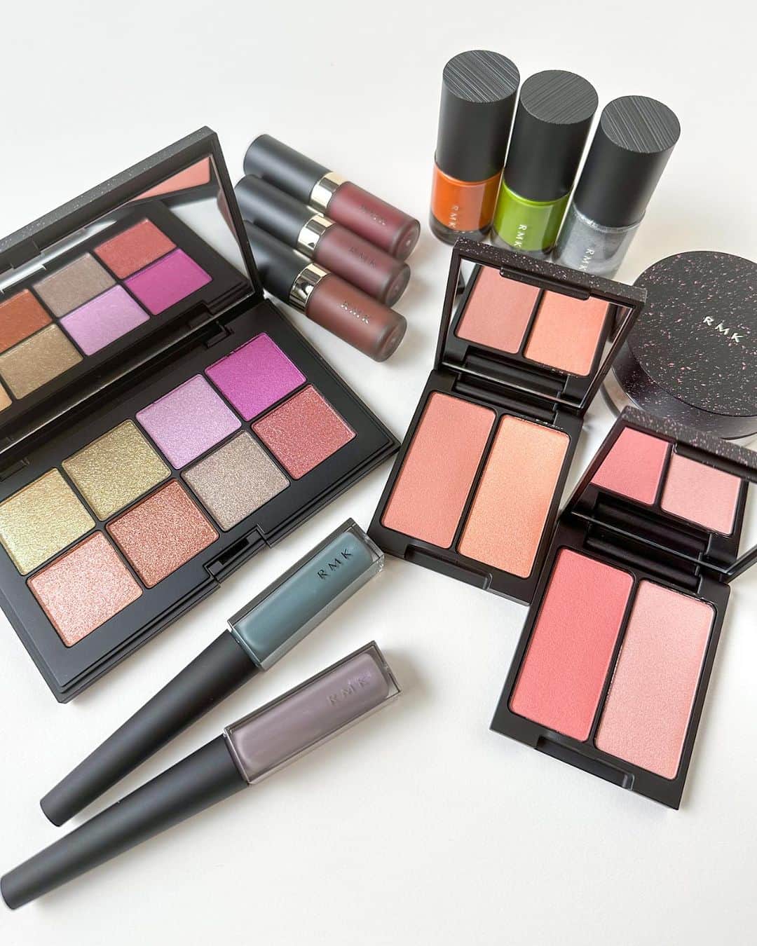 VOCE編集部さんのインスタグラム写真 - (VOCE編集部Instagram)「【#RMK ホリデー情報💝】鮮やかでハイシャイン、煌めくパールでまぶたを立体的に彩る8色アイシャドウが登場🎉 ...