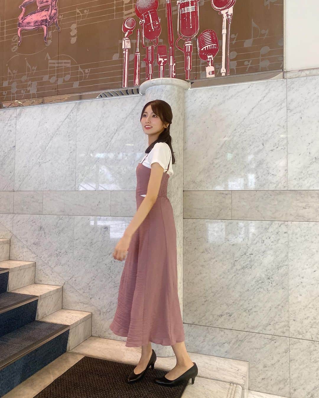 山下七子さんのインスタグラム写真 山下七子instagram「こんばんは🌼 今日も一日お疲れ様でした！ 今週水曜日のアサデス。kbcの衣装は Emsexcite さんの ・白tシャツ