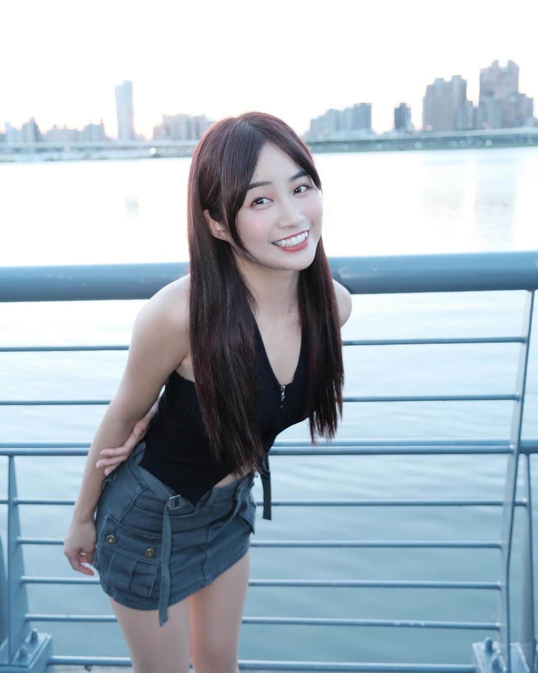 陳伊さんのインスタグラム写真 - (陳伊Instagram)「下班帶你們看夕陽🌇 👕/ @kkii_official 👗 ...