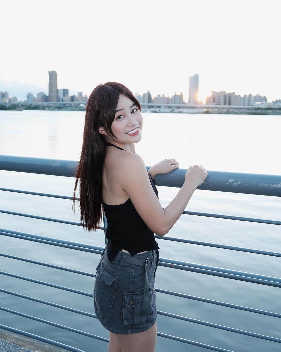 陳伊さんのインスタグラム写真 - (陳伊Instagram)「下班帶你們看夕陽🌇 👕/ @kkii_official 👗 ...