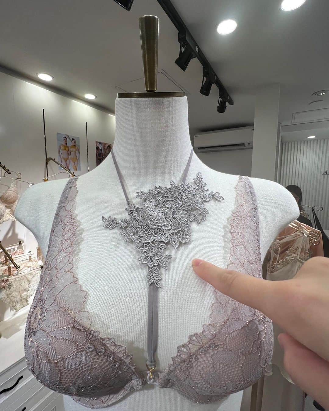 織香さんのインスタグラム写真 - (織香Instagram)「インポートランジェリー @annebra.jp アンブラの展示会へ👙 セクシーな下着と聞いてドキドキしてたけど💓実際に身につけると ...