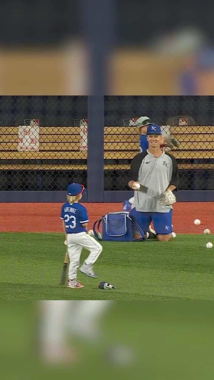 MLBさんのインスタグラム動画 - (MLBInstagram)「Zack Greinke soft tossing to his kids. 😍」9月10日 5時31分 - mlb