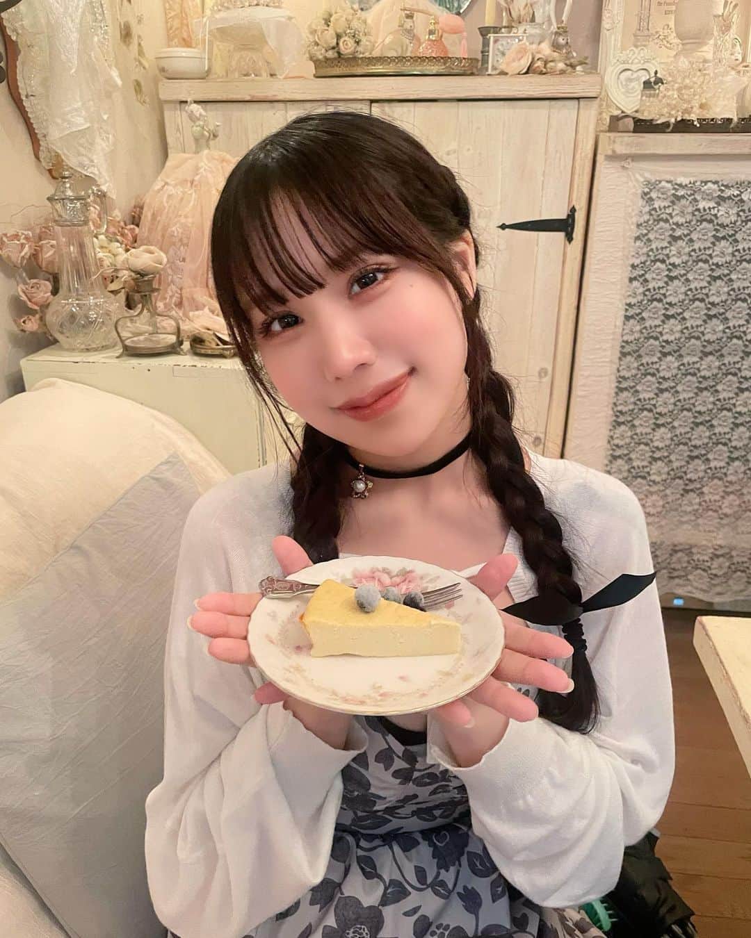桃木兎羽さんのインスタグラム写真 - (桃木兎羽Instagram)「👧🏻💗🫖🧁 ・ ・ ここの場所可愛すぎてどこで撮っても可愛くてね〜♡ ...