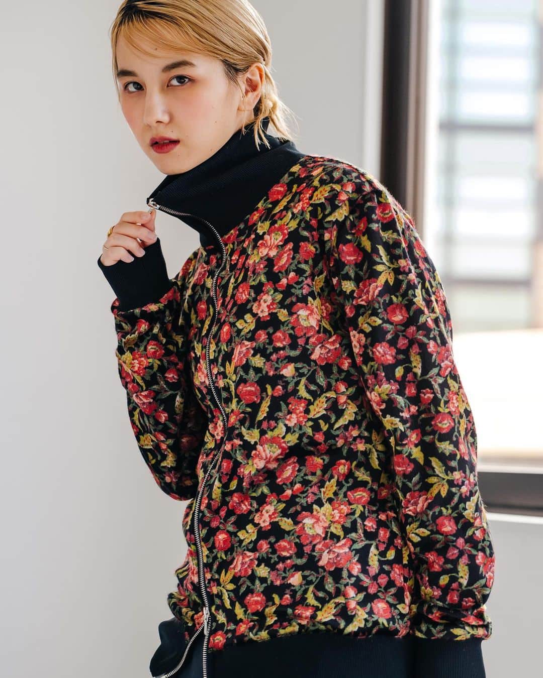 ノアファーさんのインスタグラム写真 - (ノアファーInstagram)「23AW Tsubaki track jacket 咲き誇った沢山の椿が美しいベロア生地のトラックジャケット。冬らしい ...