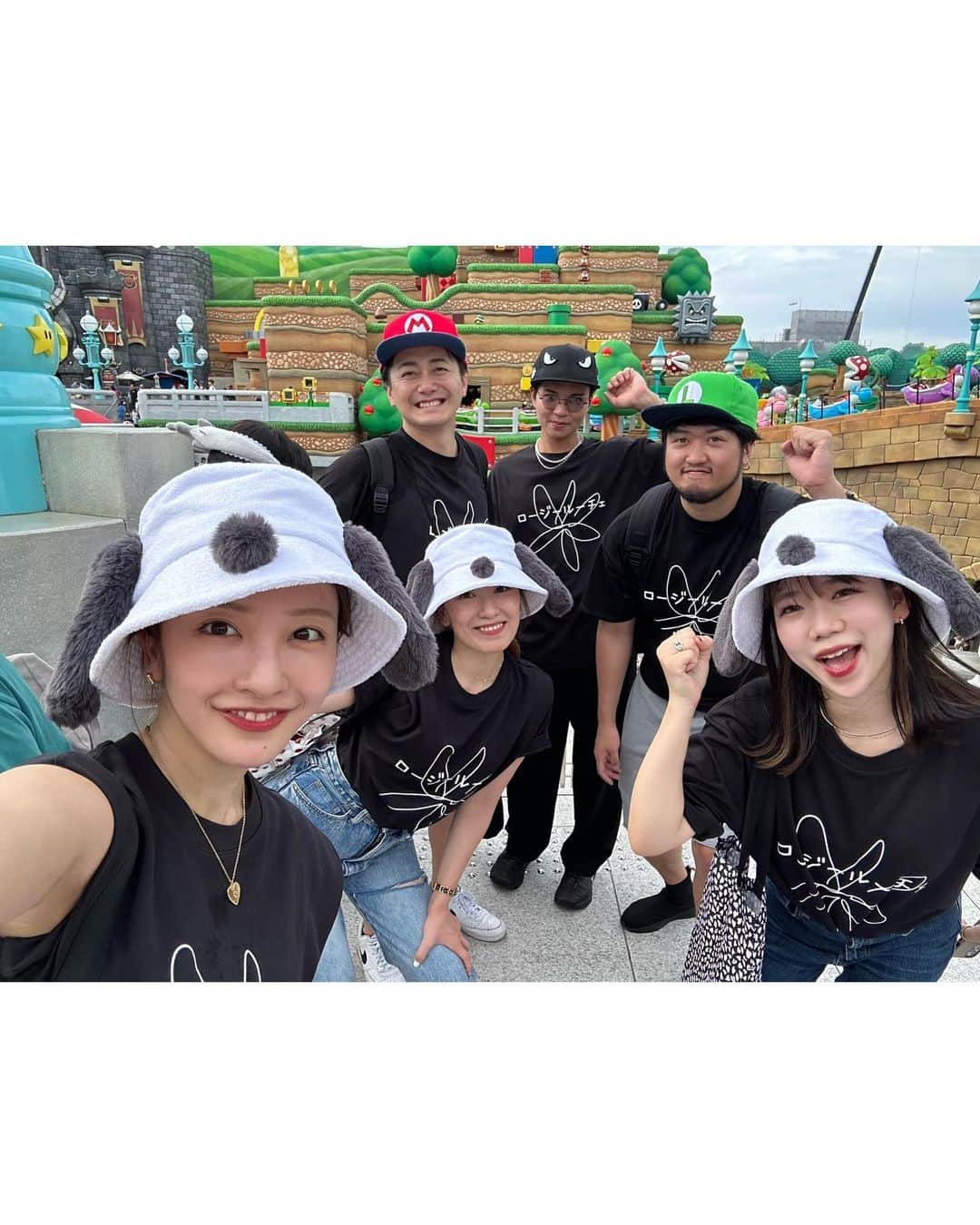 板野友美さんのインスタグラム写真 - (板野友美Instagram)「マイメン夏休み🌞🩵🩷 大阪pop up終わりでみんなと ロージールーチェTで（私の手書きの花w） USJ🪽たのしすぎました ...