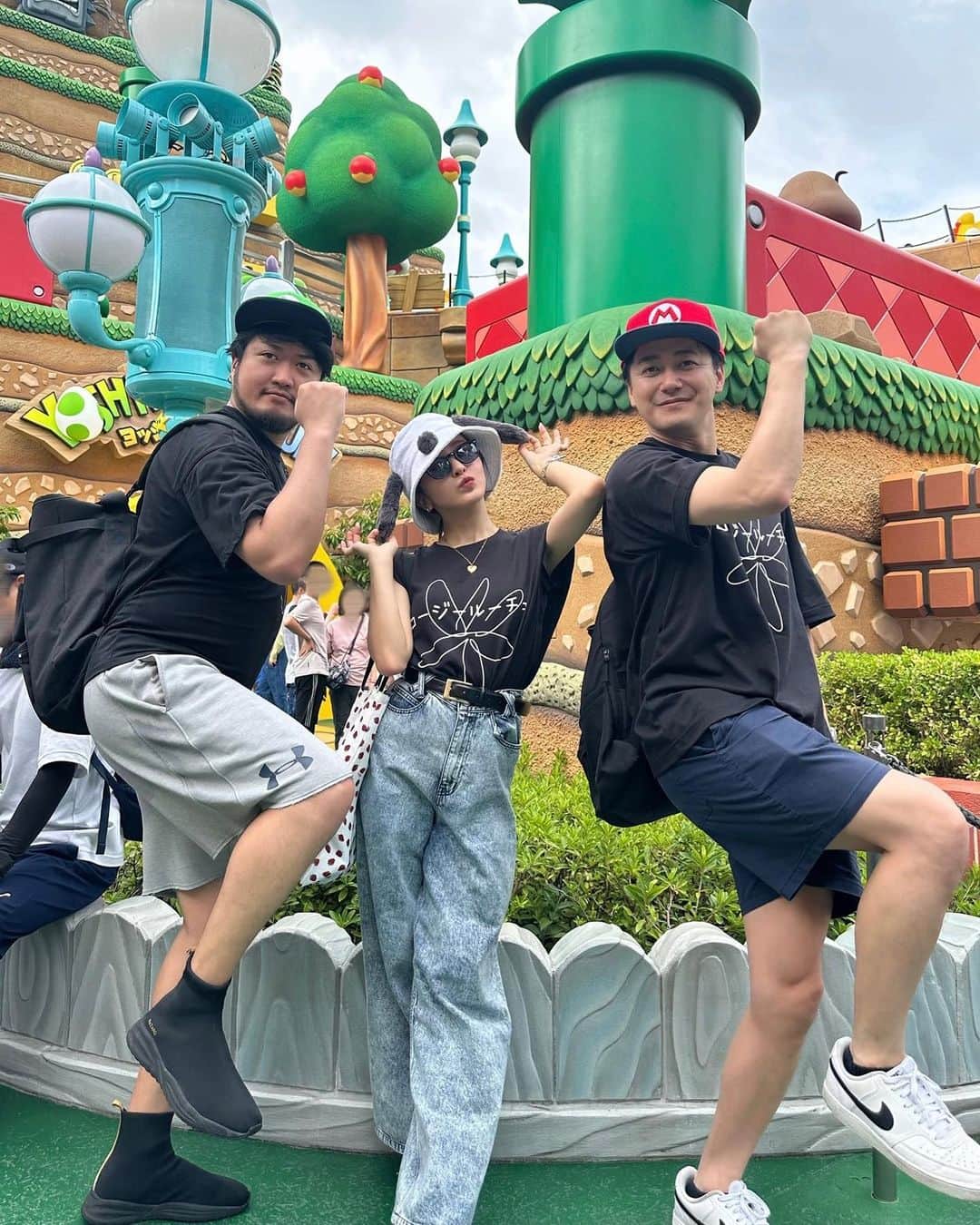 板野友美さんのインスタグラム写真 - (板野友美Instagram)「マイメン夏休み🌞🩵🩷 大阪pop up終わりでみんなと ロージールーチェTで（私の手書きの花w） USJ🪽たのしすぎました ...