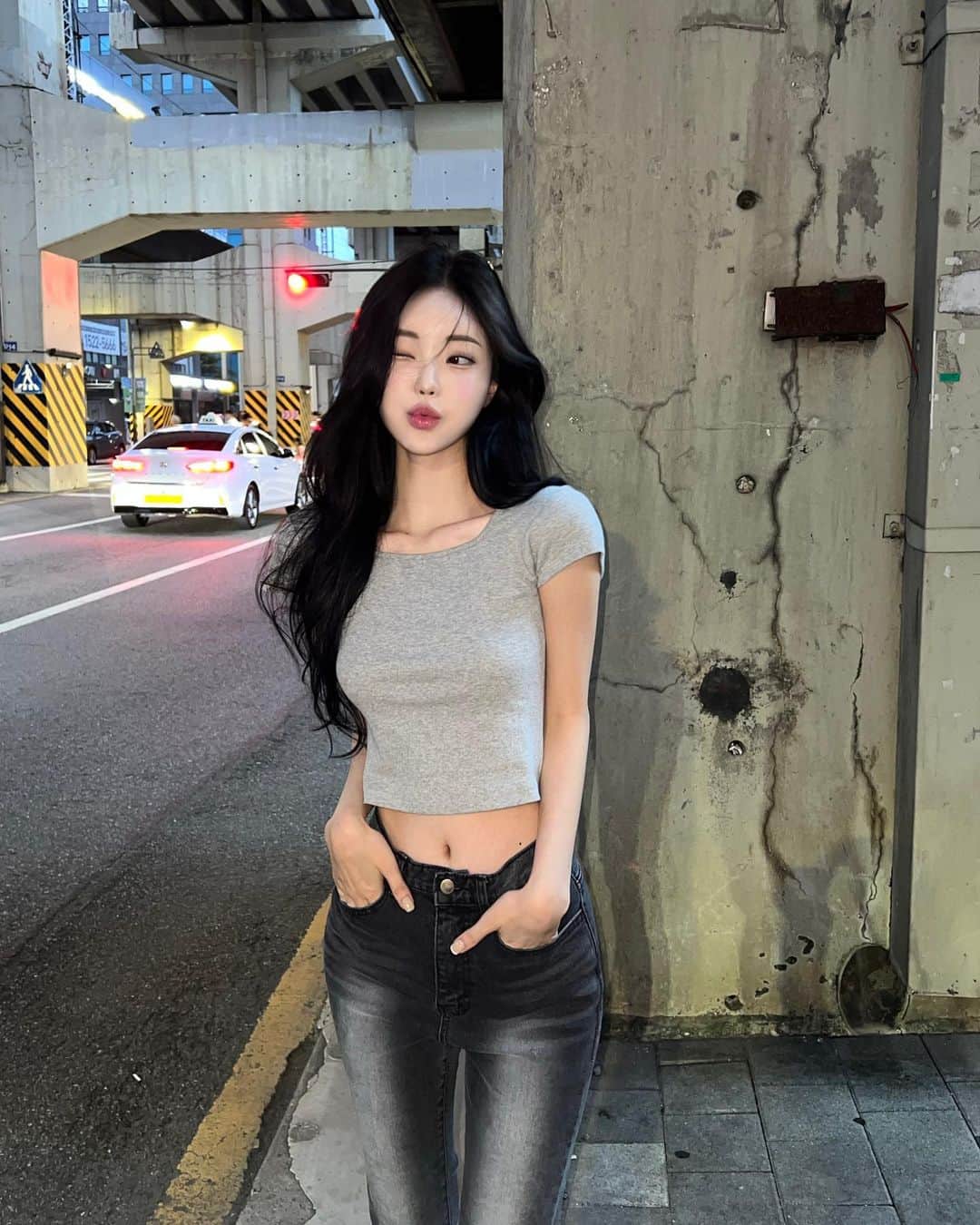 キム・ダビンさんのインスタグラム写真 - (キム・ダビンInstagram)「나는 흰티 데님말고 회티 데님 🕶️」8月27日 22時00分 ...