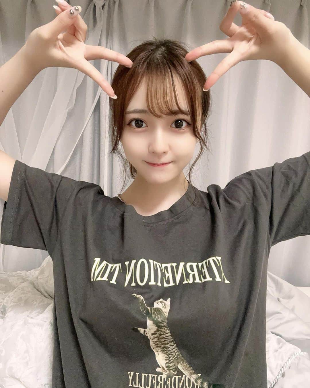 由良朱合さんのインスタグラム写真 由良朱合instagram 「猫ポーズってこれで合ってる？🥹 ピース裏表逆かなぁ、、 月1のファン