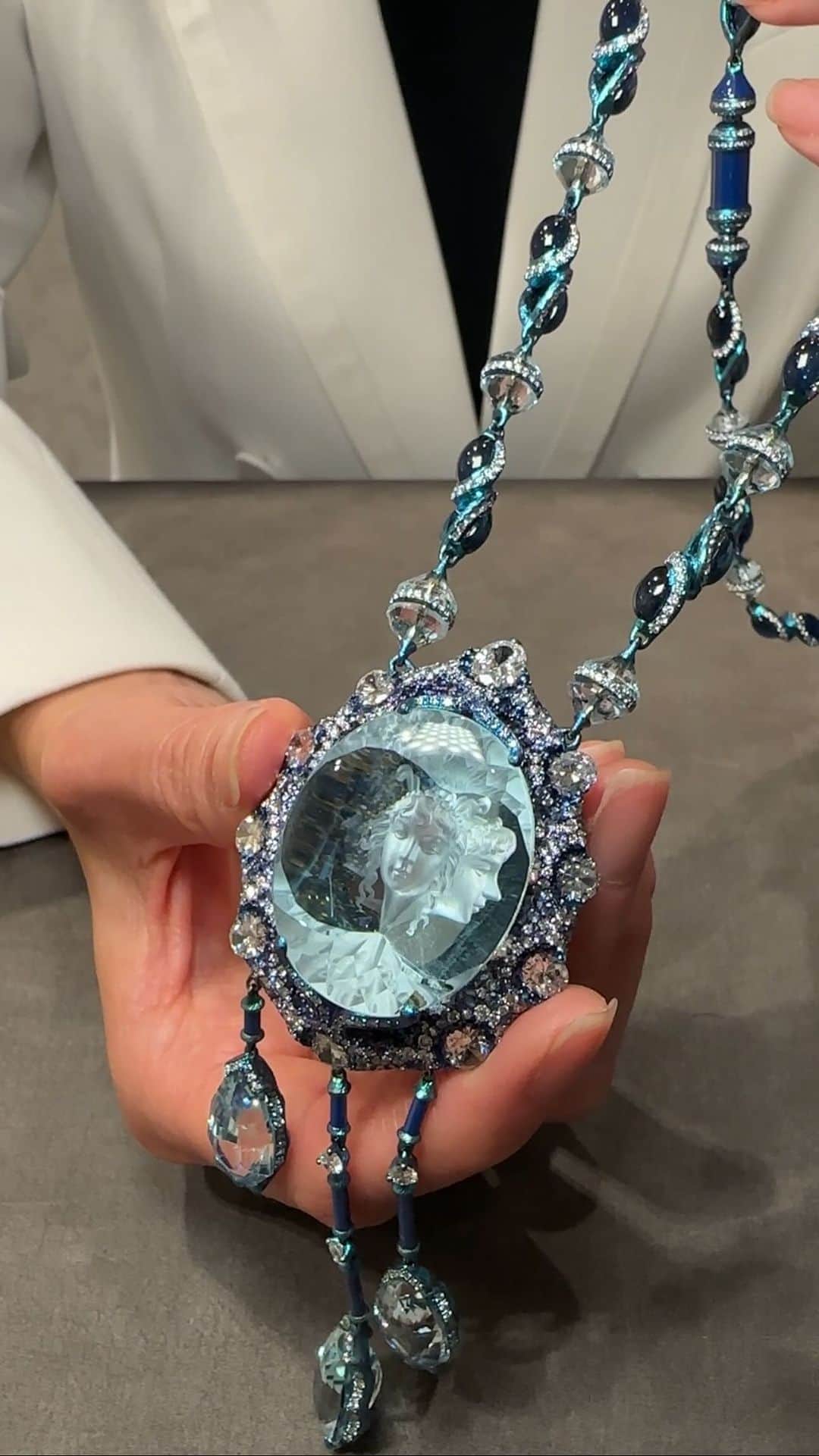 クリスティーズさんのインスタグラム動画 - (クリスティーズInstagram)「The Magical creations of ...