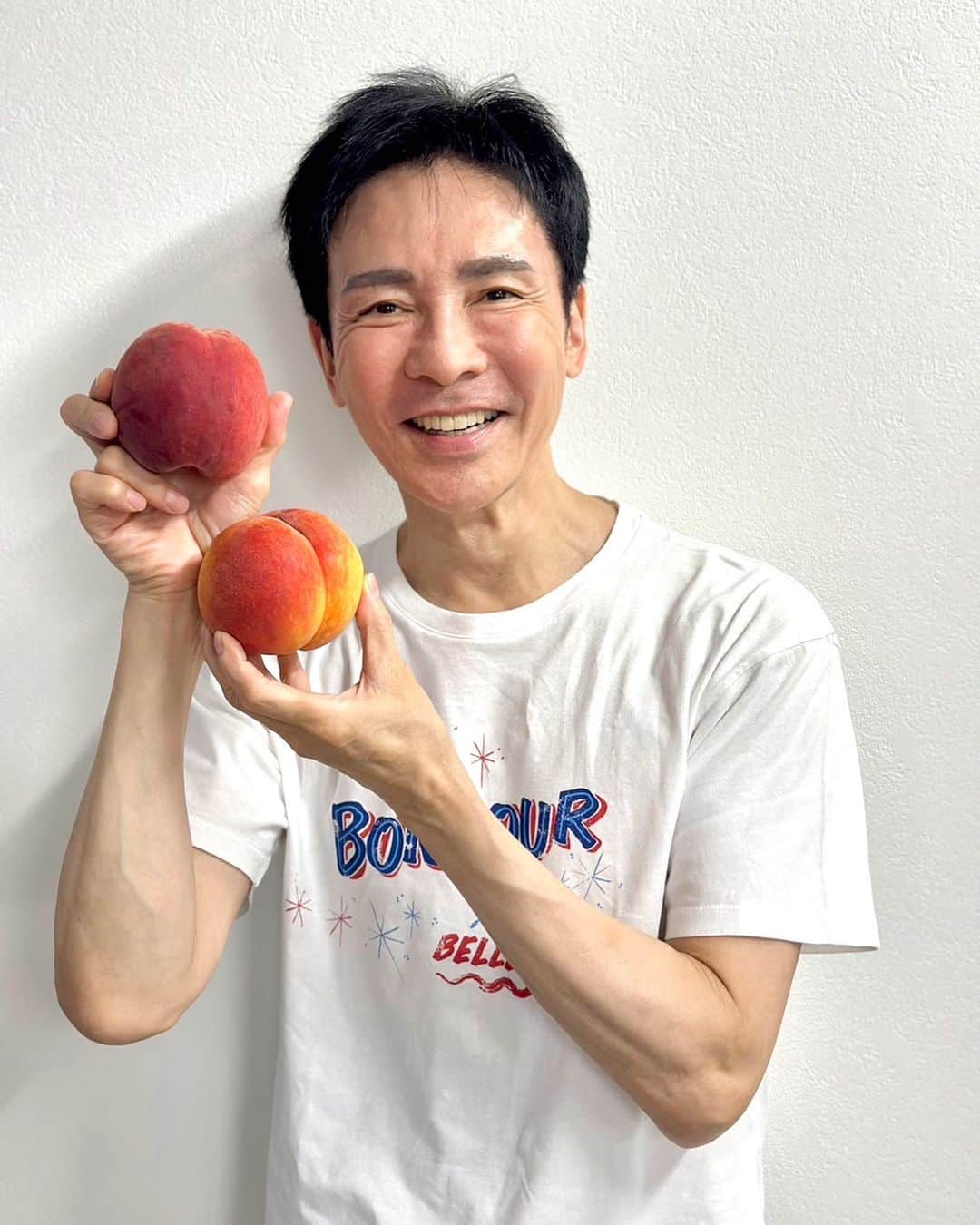 郷ひろみさんのインスタグラム写真 - (郷ひろみInstagram)「ボクの大好きなワッサー。 これは桃とネクタリンのかけ合わせたものかな ...